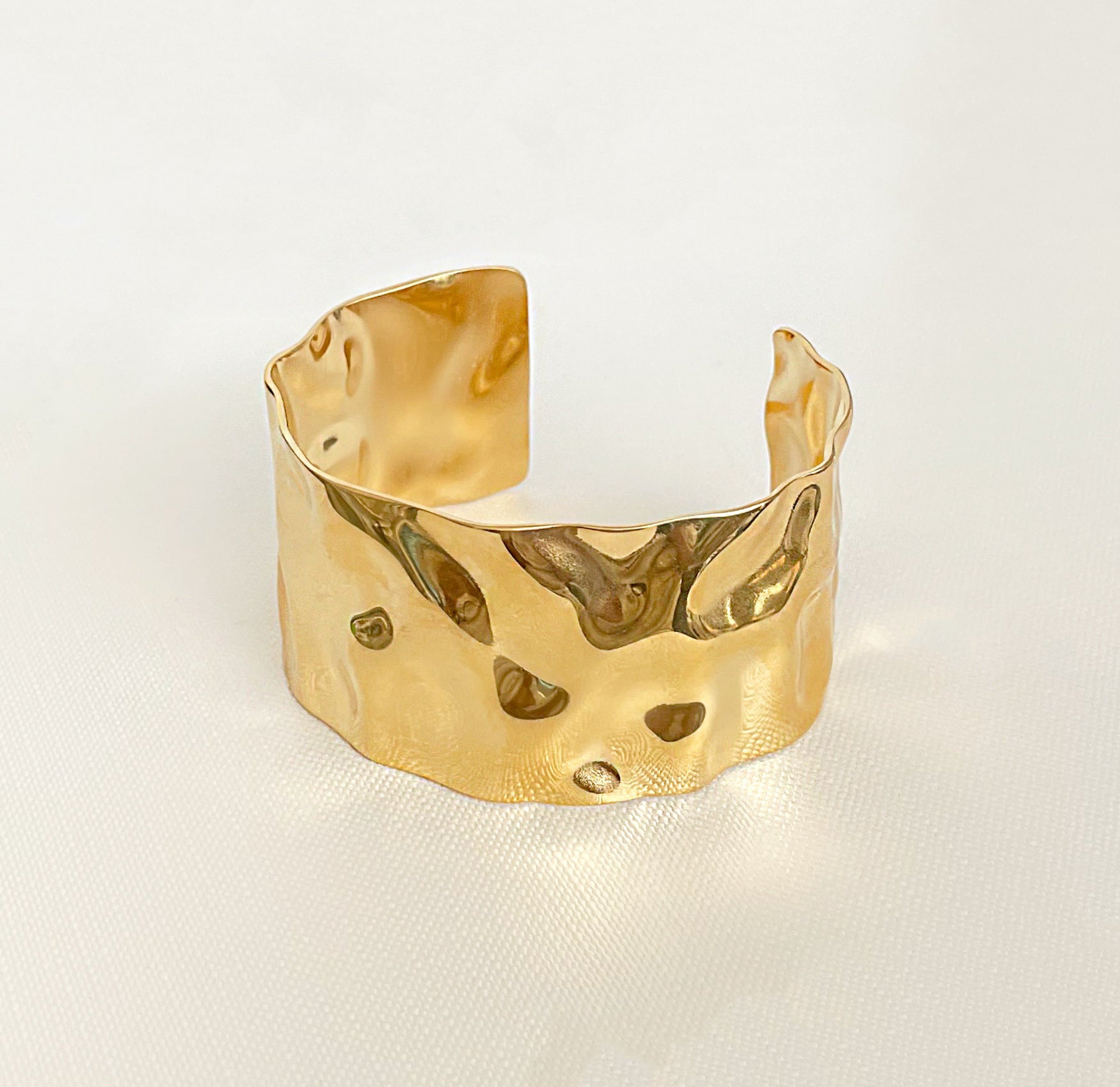 LEONA GOLD HAMMERED CUFF BRACELET - WATERPROOF JEWLERY - MAI DÉSIRÉE